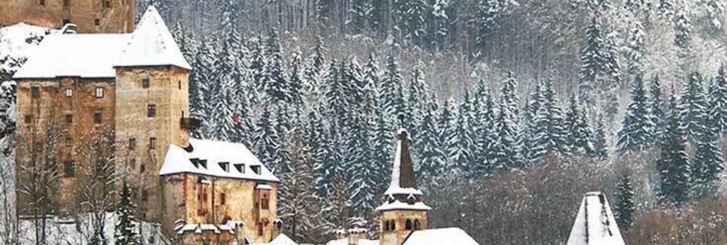 Here’s a magnificent beauty that you should not miss in Eastern Europe: the towering Orava Castle in Oravsky Podzamok, Slovakia.
http://iamaileen.com/orava-castle-slovakia-dracula-nosferatu/ #travel #castles #slovakia