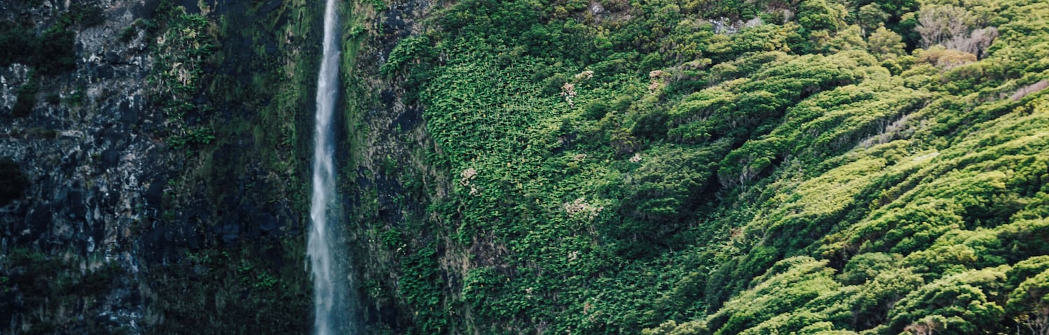 Cosy walks to Poco do Bacalhau.
Who would you bring to this house for the weekend?
#azores #flores #waterfalls #houses #travel #portugal
Make sure you follow me on:
https://www.facebook.com/ShotByCanipel/
https://www.instagram.com/canipel/