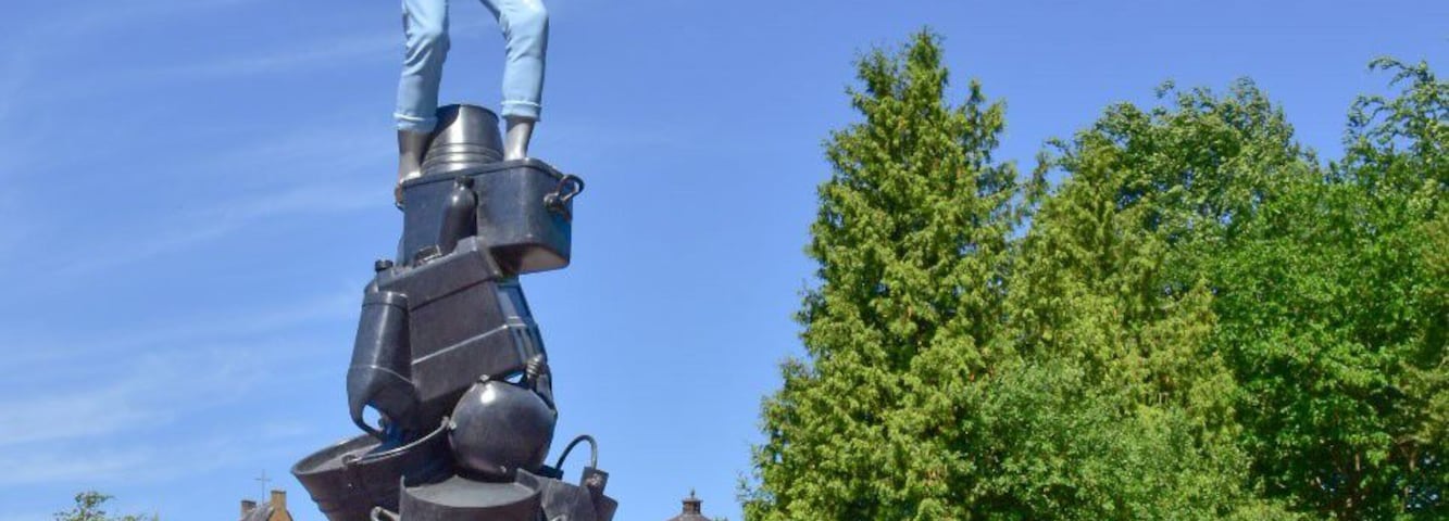 The cultural capital of Europe in 2018 is Leeuwarden-Friesland that commissioned 11 fountains in the 11 cities of the province.
The fountain in Sloten called Peewit represents our abundance of water in the Western world while there's a shortage of it in many other places. This fountain is created by Lucy & Jorge Orta