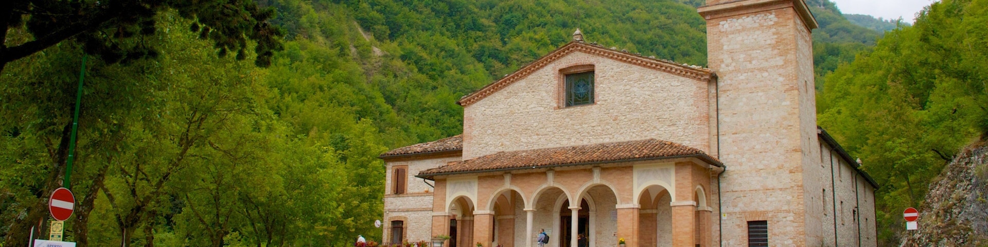 Italy showing heritage architecture, a church or cathedral and a small town or village