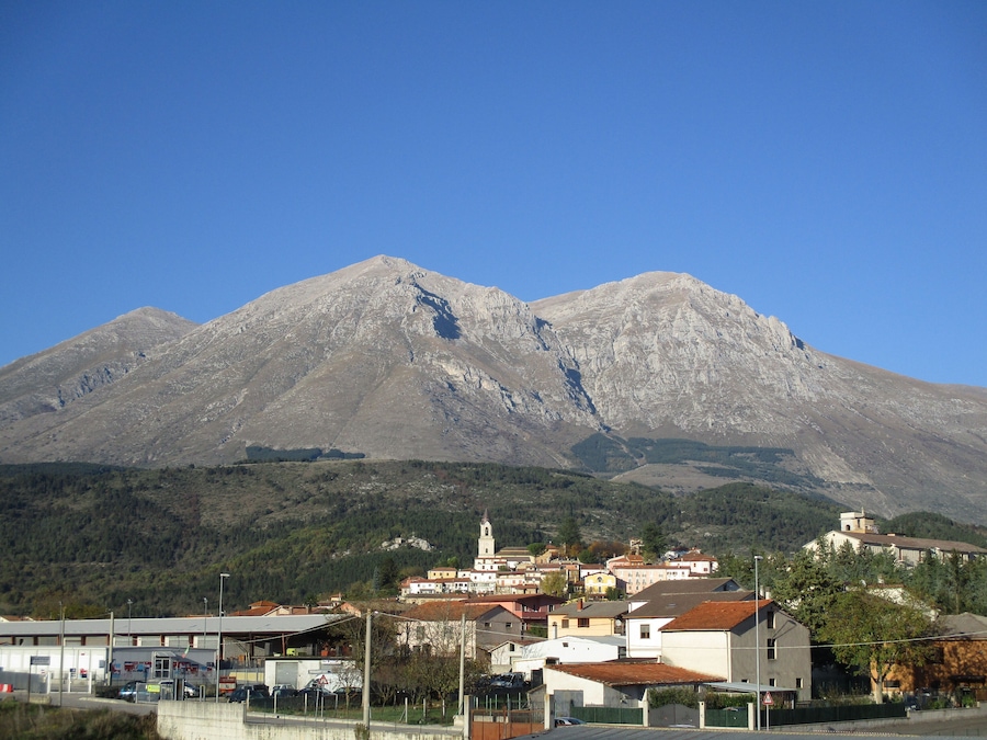 Veduta di Magliano dei Marsi e del monte Velino