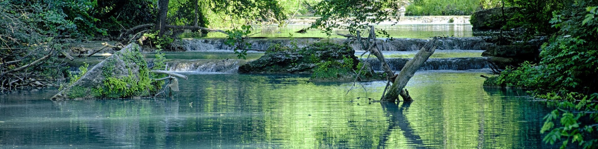 Parco fluviale dell'Elsa
Inside the residential area of Colle Val d'Elsa is a historic and natural landscape of enormous value thanks to the Elsa River which crosses the Val d'Elsa creating a unique territory. The river creates enchanting corners for hiking and observing: the engineering works for gathering water, the artifical canal system for carrying the water to the city, the caves. A particularly suggestive point is the Diborrato water falls, a 15m jump which is more than 10m deep, a sort of small lake where the locals used to go to cool off. Other places not to miss are the Grotta dell'Orso, the Conchina, the Masso Bianco, the Nicchia and the Spianata dei Falchi, each with its own particularities. This natural richness has been recognized with the institution of a protected area in the River Park of the Upper Val d'Elsa which includes the path of the river from the city of Colle Val d'Elsa which stretches from Ponte Santa Giulia to Ponte di Spugna and includes the Caldane, thermal springs which were known to the Etruscans and Romans.
#hiking