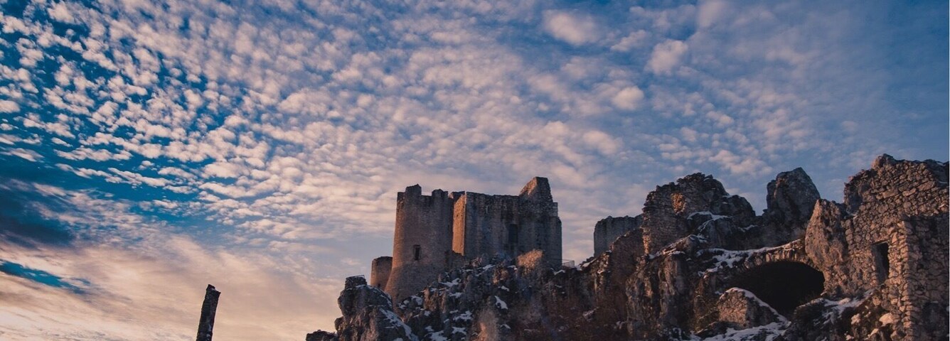 Un. Paradiso per gli occhi e per la mente non lontano da Roma nella splendida regione Abruzzo #roccacalascio#nikon#alba#sunrise#panoramica#pano#landscape#italia#paesaggio
#abruzzo#sunset