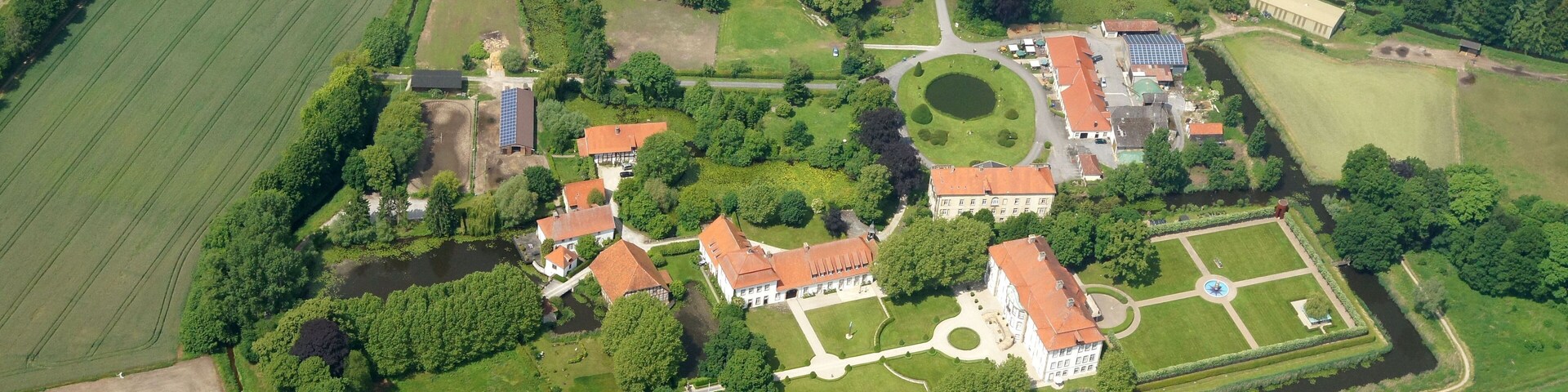 Bei Schloss Harkotten in Füchtorf bei Sassenberg, Nordrhein-Westfalen, handelt es sich um eine Doppelschlossanlage. Schloss von Ketteler ist ein um 1767 fertiggestelltes Barockschloss. Schloss von Korff wurde 1804 bis 1806 im Stil des Klassizismus erbaut. Vorgängerbauten stammten aus dem 14. Jahrhundert. Die Aufnahme entstand während des Münsterland-Fotoflugs am 1. Juni 2014. Hinweis: Die Aufnahme wurde aus dem Flugzeug durch eine Glasscheibe hindurch fotografiert. This file was uploaded with Commonist.