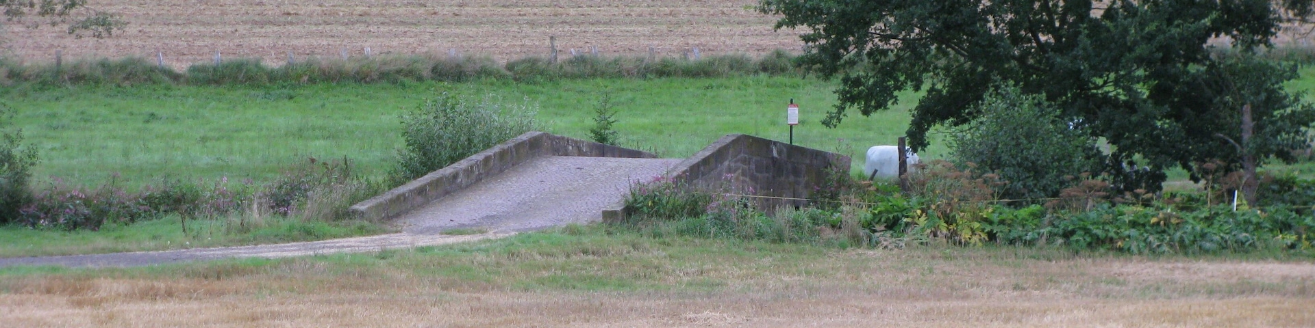 die von der Riedener Straße hierher versetzte alte Sandsteinbrücke über die Ems