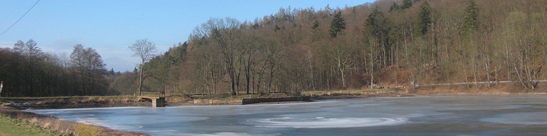Blick auf den zugefrorenen Wilhelmsthaler See, der Wassergraben im Vordergrund ist die Elte, die um den See herum geführt wird