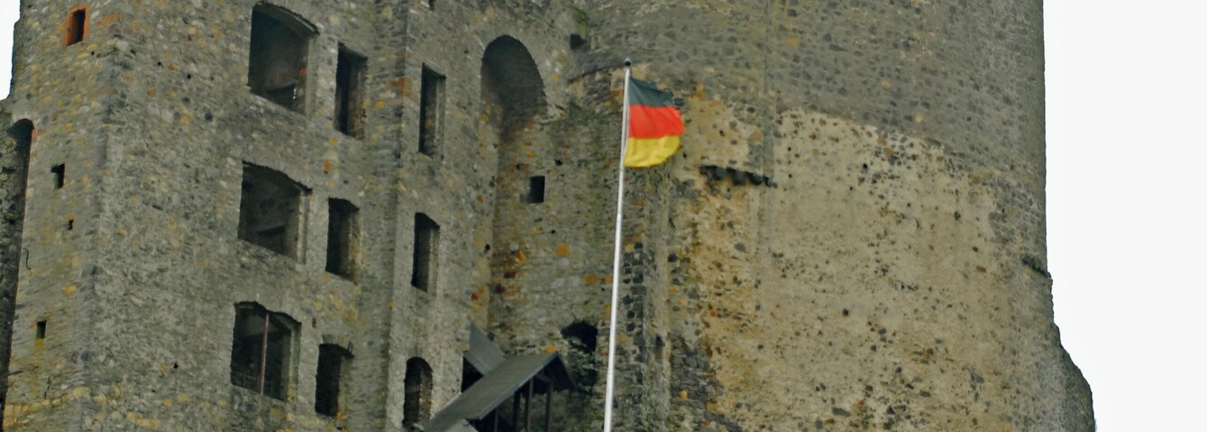 Die 1160 erstmalig erwähnte Höhenburg liegt im Lahn-Dill-Kreis in Hessen. Ab 1676 durch Graf Wilhelm Moritz von Solms-Greifenstein zu einem Barockschloss umgebaut. 1693 wurde die Anlage aufgegeben und verfiel.
