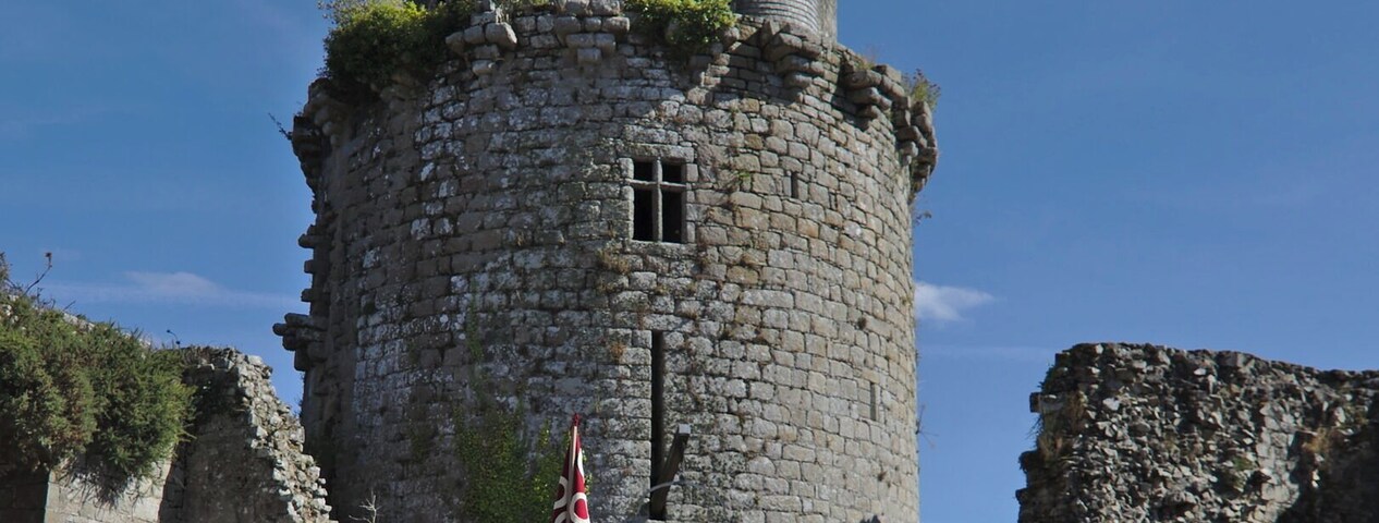 This building is indexed in the Base Mérimée, a database of architectural heritage maintained by the French Ministry of Culture, under the reference PA00089667 .
