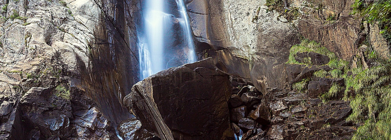 une magnifique cascade, perdue dans la forêt....