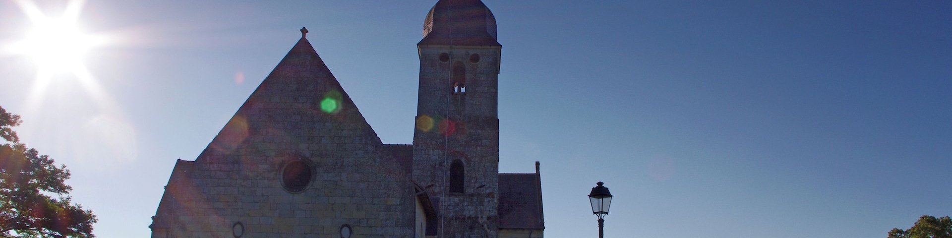 Eglise Saint-Maurice. Les textes mentionnent une église dès le XIème siècle, mais les parties les plus anciennes à ce jour remontent au XIIIème siècle. Il s’agit de la base du clocher et des voûtes du chœur dans le style angevin-Plantagenêt. La rivière Aubance prend sa source sous l’édifice religieux et alimente le lavoir situé juste à coté. Saint-Maurice Church. The texts mention a church from the eleventh century, but the oldest parts date back to this day in the thirteenth century. It is the base of the tower and arches of the choir in the Angevin-Plantagenet style. Aubance the river takes its source in the religious building and feeds the wash located next to it.