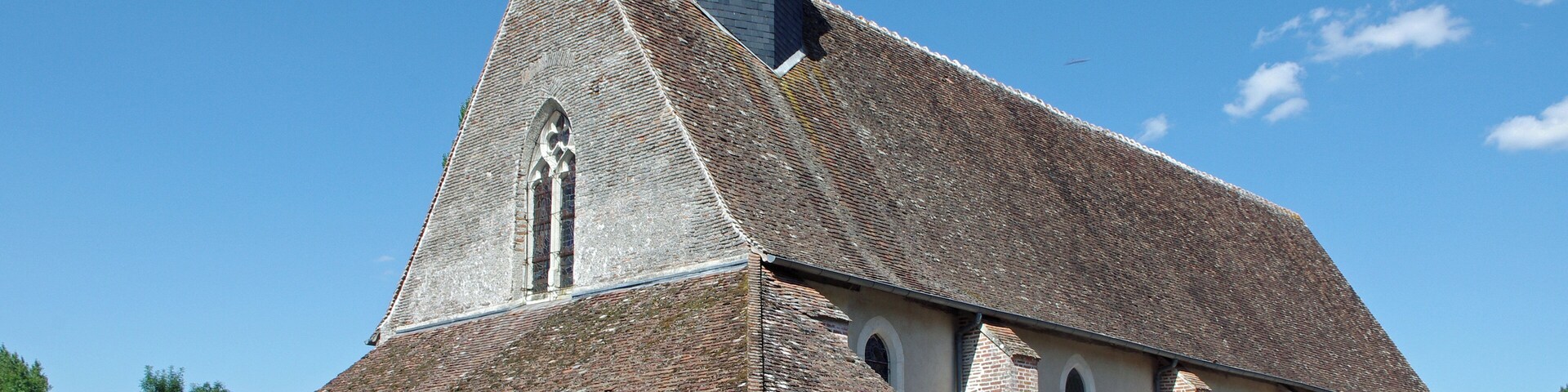 La Ferté-Beauharnais (Loir-et-Cher) Eglise Saint-Barthélemy. L’église originelle du XIIe siècle a été détruite au XIVe siècle pour enfin être reconstruite au XVIe siècle. Elle est composé d’un porche de charpente et d’un vaisseau unique lambrissé s’achevant par un chœur à chevet plat. L'église fondée en 1149, devint collégiale Notre-Dame de la ferté-Avrain en 1177. Au début, 9 chanoines séculiers assuraient le culte. L'église, qui connu les désastres des guerres du Moyen-Âge, fut reconstruite et de nouveau consacrée le 23 janvier 1524, sous le vocable de Saint-Barthélémy. La collégiale fut supprimée en 1712 et transformée en église paroissiale. Le caquetoir, auvent devant l'entrée de l'église, est fréquent en Sologne. Les paroissiens s'y réunissent pour bavarder à l'abri.