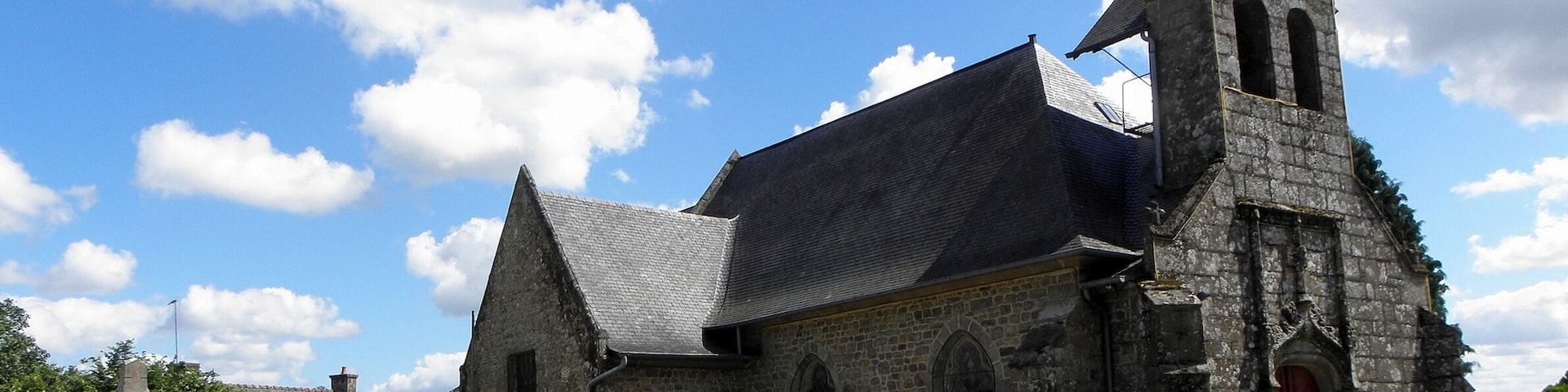 Église Saint-Aubert de La Chapelle-Saint-Aubert (35). Façade occidentale et flanc nord.