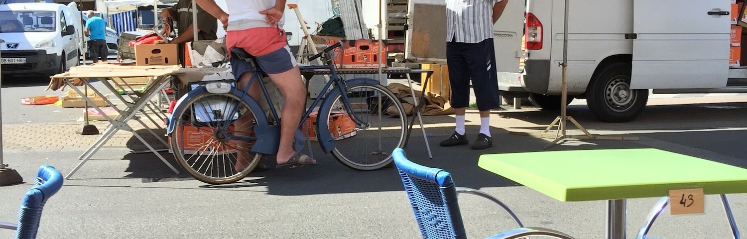 Nice brasserie opposite the market square. Had the Vendéean special; ham with locally grown beans, salad & fries. Great service here