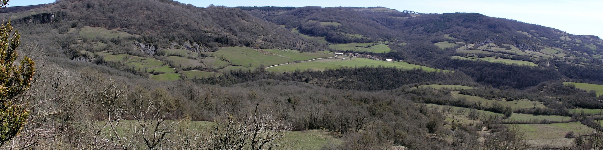 Le village de Romiguières et la chaîne de l'Escandorgue près de la sources de l'Orb vus depuis les hauteurs de Bouviala.