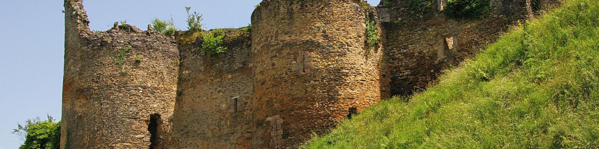 Ruines de la forteresse de Cluis-Dessous. Ici, le châtelet d'entrée à pont levis du XIVème siècle. Donjon du XIIème siècle sur motte. Enceinte du XIIIème siècle. Logis XIVème XVème siècle. La forteresse est sur un éperon rocheux bordé par la Bouzanne sur son flanc ouest, rivière qui se jette dans la Creuse. La forteresse était située sur la frontière entre le Royaume de France et le Duché d'Aquitaine. Le château est l'un des maillons de défense, théâtres d'affrontement pendant la première partie de la guerre de Cent Ans. Les différents propriétaires ont été des familles de Cluis, de Chauvigny et de Bourbon-Montpensier. La forteresse est maintenant propriété de la commune. Il est a noter que les restaurations sont discrètes ce qui est plaisant. Ruins of the fortress of Cluis-Dessous. Here the gatehouse at drawbridge of the fourteenth century. Dungeon on the twelfth century motte. Enclosure of the thirteenth century. Logis fourteenth fifteenth century. The fortress is on a rocky outcrop surrounded by Bouzanne on its western flank, which flows into river Creuse. The fortress was situated on the border between the Kingdom of France and the Duchy of Aquitaine. The castle is one of the links in defense of confrontation during the first part of the Hundred Years War. The various owners were families Cluis Chauvigny and Bourbon-Montpensier. The fortress is now owned by the municipality. It should be noted that the restorations are discrete what is pleasing.