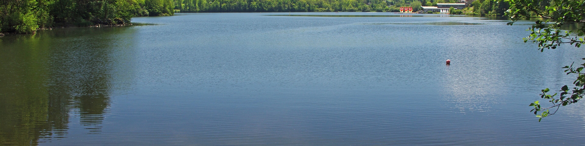 Aydat (Puy-de-Dôme) Lac d'Aydat. Le lac d'Aydat est le plus grand lac naturel d'Auvergne (65 ha). Le lac provient de la retenue de la rivière de la Veyre par une coulée de lave (La cheire* d'Aydat). La cheire d'Aydat est en réalité le résultat de deux coulées, l'une issue du Puys de la Vache et l'autre du Puys de Lassolas. La datation de fragments de bois calciné retrouvés sous la lave donne un âge d'environ 7700 ans à cette coulée commune. Cheire ou cheyre : champ de lave rugueux. Aydat (Puy-de-Dôme) Lake Aydat. Aydat Lake is the largest natural lake in Auvergne (65 ha). The lake comes from retaining the River Veyre by a lava flow (* The cheire Aydat). The cheire Aydat is actually the result of two lava flows, one end of the Puy de la Vache and the other Puys Lassolas. The dating of calcined wood fragments found under the lava gives an age of about 7700 years this common casting. Cheire or Cheyre: rough lava field.