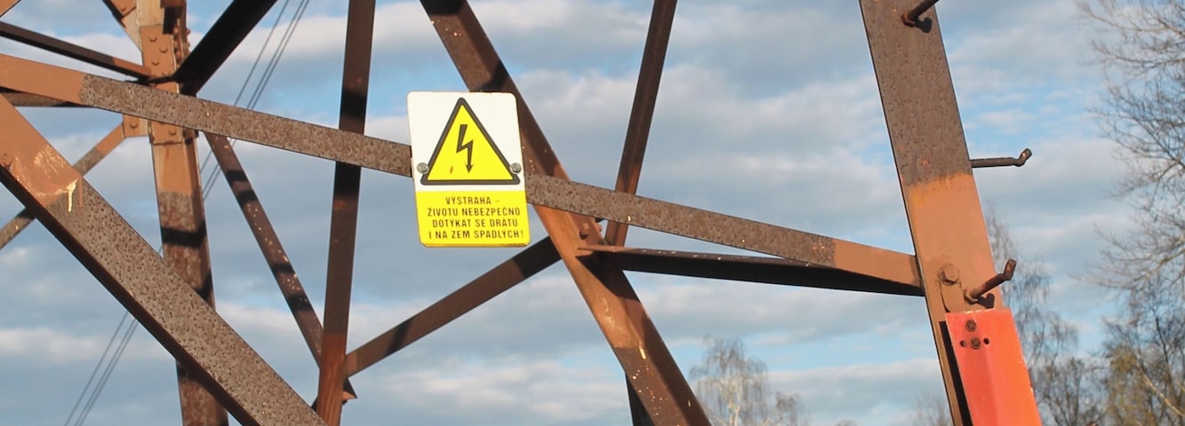 Schild an einem Mast der Höstspannungsleitungen Etzenricht–Hradec (V441) und Etzenricht–Přeštice (V442) bei Rozcestí