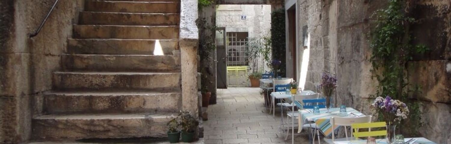 I do remember how quaint I thought it was, I just had to stop........I would like to visit again one day 😉