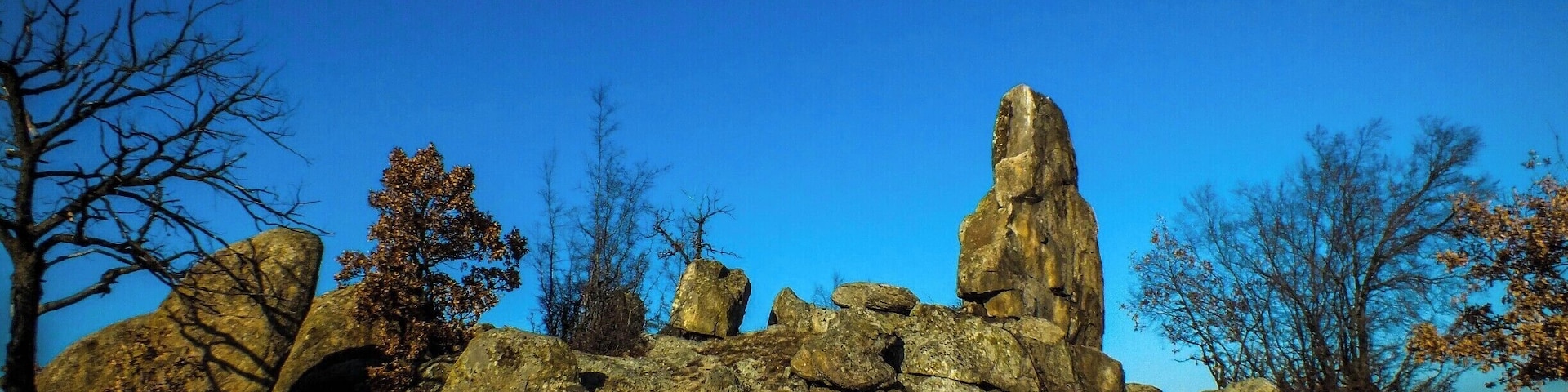 The rock sanctuary Garvanov kamuk /Raven Stone/ is located west of the Thracian cult center Starosel near the village of the same name. There are many fragments of ceramic objects around the cult place, but the site is not archaeologically researched.
According to the Bulgarian archaeologist Dr. Georgi Kitov, the sanctuary Garvanov kamuk /Raven Stone/ belonged to the ancient Thracian cult center Starosel, which is situated on an area of irregular shape and diameter about 10 km including the rock sanctuaries  Uyov kamik (a unique penis menhir destroyed by treasure hunters). Megalithic sanctuary Momini Gardi,  Peichova Mogila (mound), the sanctuary of Mount Kozy Gramadi and several dozen mound embankments built on sacred hills.