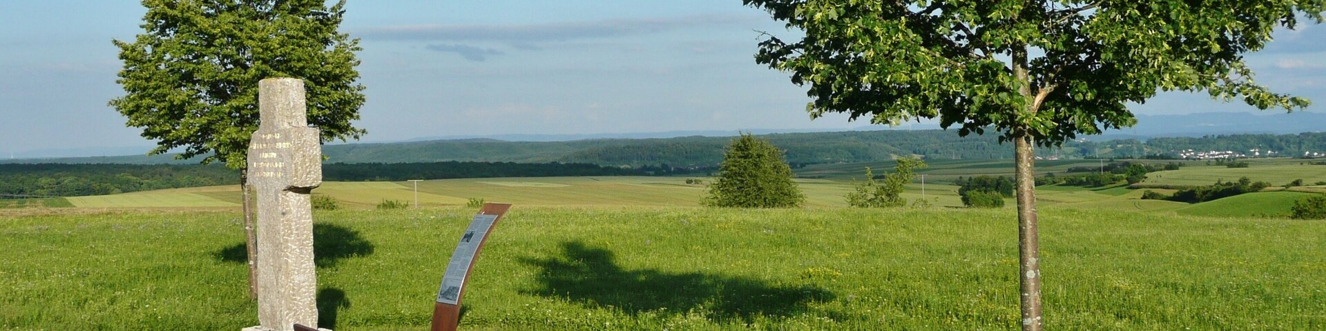 Deckenpfronn: Denkmal für Graf Burkhard von Eberstein, unweit der Bundesstraße Deckenpfronn - Herrenberg, mit Panoramablick auf die Schwäbische Alb und auf den Schönbuch.