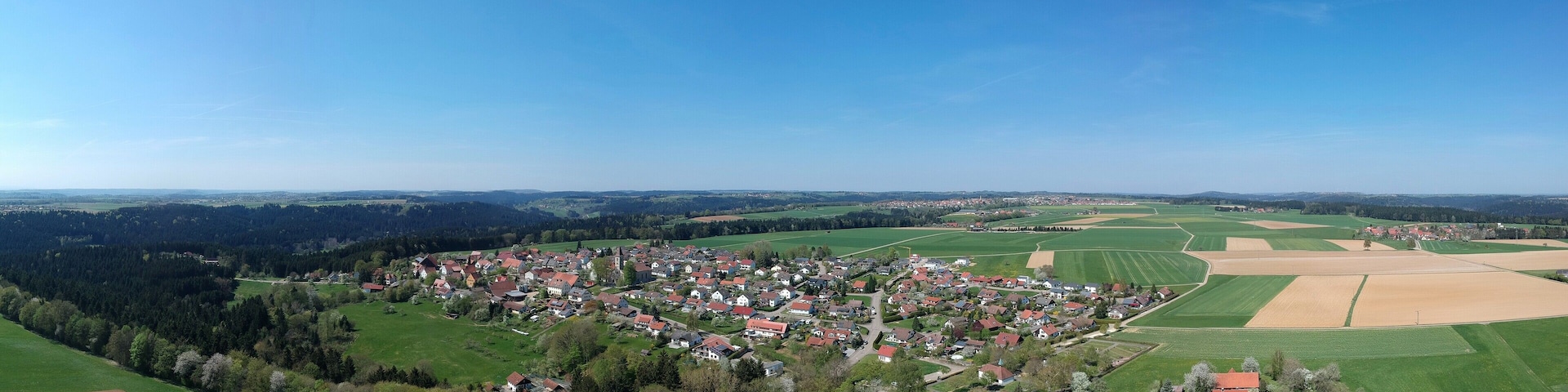 Panorama-Blick über Zimmerbach Richtung W und N. Im Hintergrund Spraitbach, am rechten Bildrand Tanau.