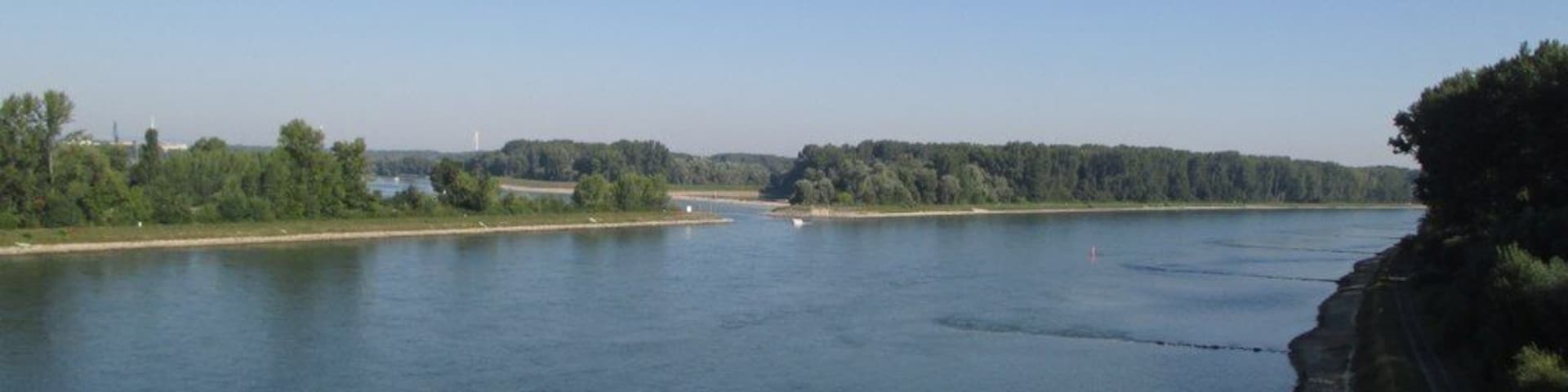 Germersheim: Blick über den Rhein mit der Hafeneinfahrt
