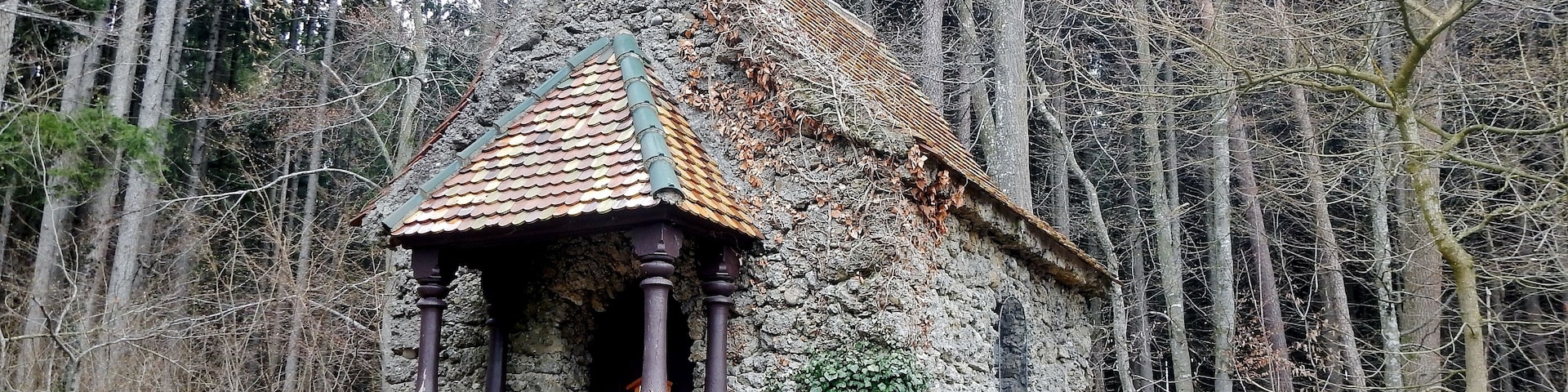 Die über 100 Jahre alte Bussen Kapelle gelegen am Waldrand des Bussenbergs im Ortsteil Göffingen