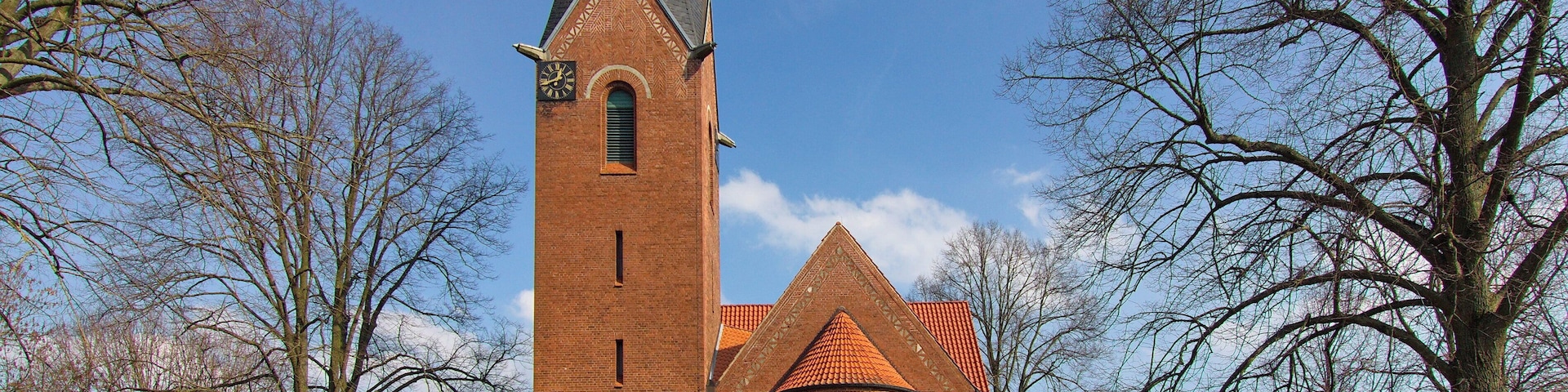 Die Backstein-Kapelle im neuromanischen Stil wurde 1922 in Schweringen, Niedersachsen, Deutschland eingeweiht.