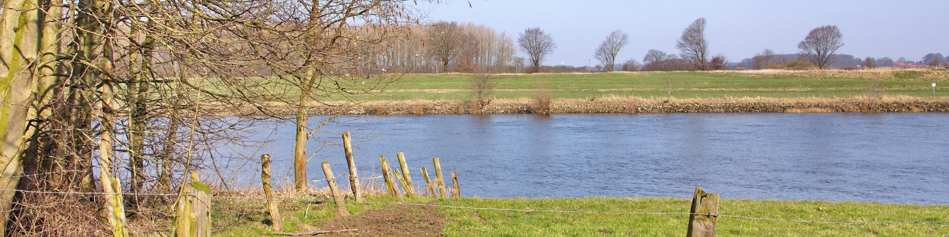 Weserfähre Schweringen-Gandesbergen (Schweringen), Niedersachsen, Deutschland.. Die Geschichte der letzten Gierseilfähre an der Mittelweser reicht bis in das 16. Jahrhundert.