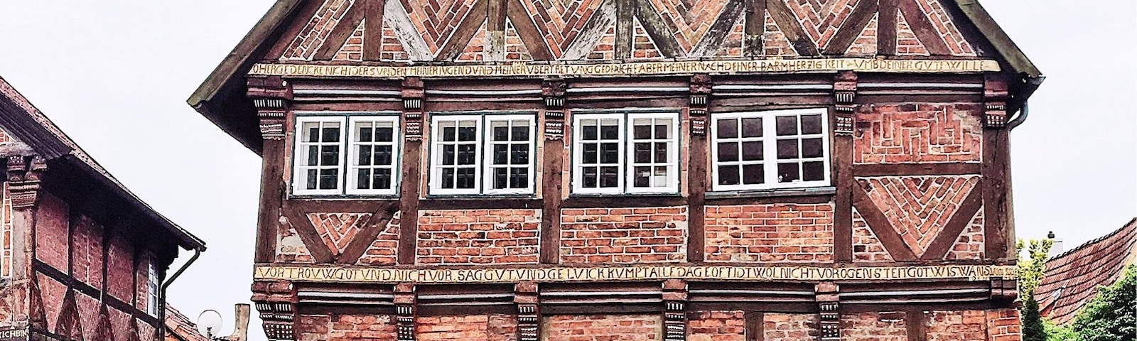 On a camping trip around the pretty little lakes & cities of Ratzeburg & Mölln north east of Hamburg. Cobble stone streets de luxe! On to Wismar today.
#mölln #germany #schleswig-holstein