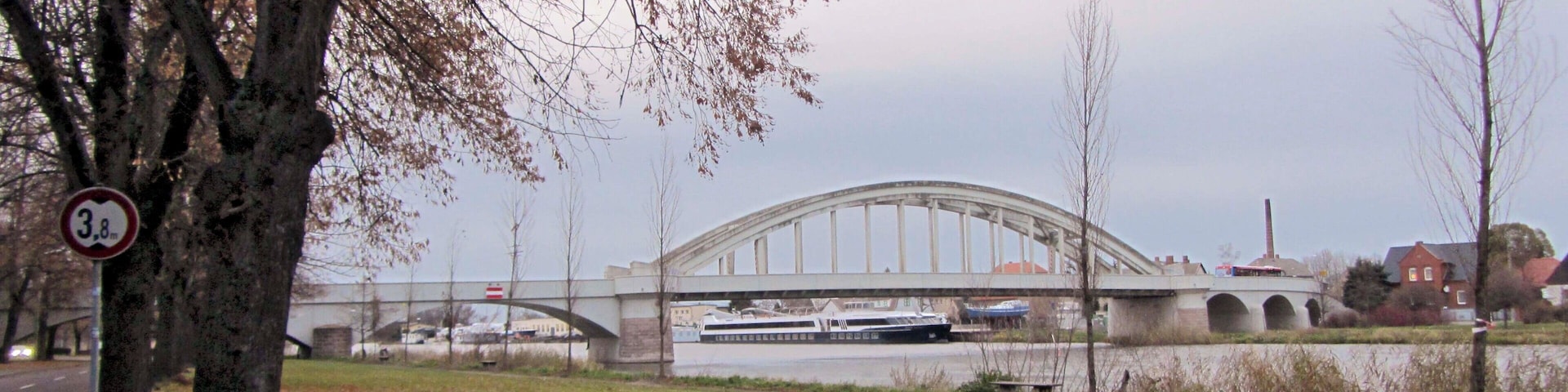 Saalebrücke Alsleben, zweigelenkige Bogenbrücke Baujahr 1927-28 Blick von der Oberstrom-Seite