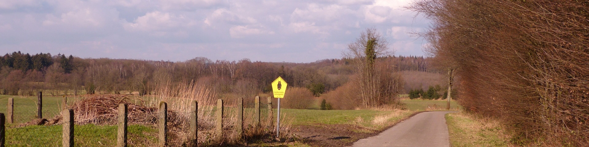 Im Hintergrund des Bildes ist der Deergraben zu sehen.