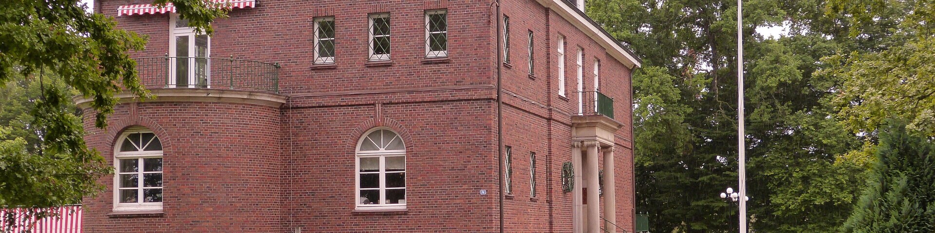 Das Bild zeigt ein Kulturdenkmal in Kisdorf, Am Waldhof 4, das Gutshaus Waldhof.