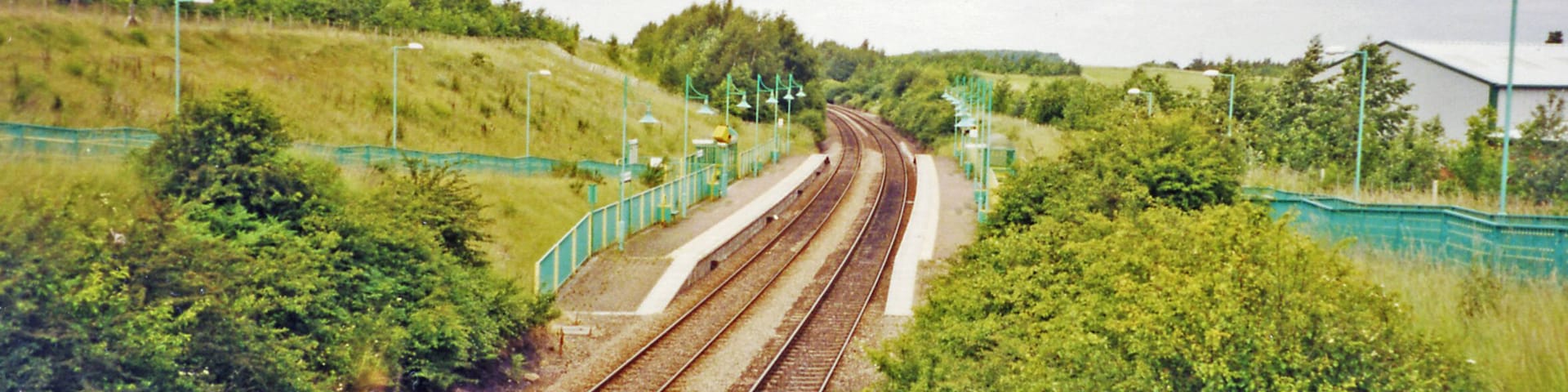 Langwith & Whaley Thorn station. View northward, towards Worksop: ex-Midland Nottingham - Mansfield - Worksop line, closed 12/10/64. The route was reopened as the Robin Hood Line, Nottingham - Newstead 8/5/93, on to Mansfield Woodhouse 20/11/95, to Worksop 6/98. This station was built new in 6/98, ½ mile north of the old station, which closed 12/10/64