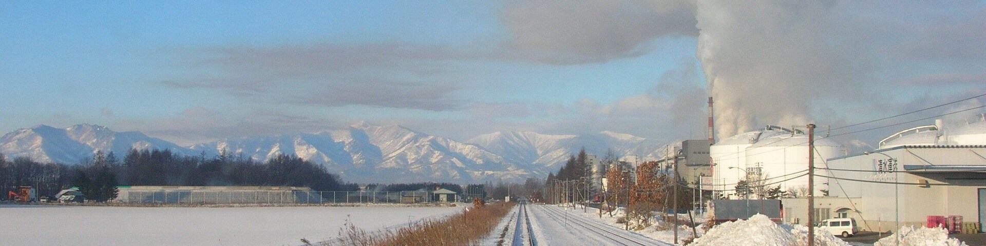 日高山脈と製糖工場(Mts.Hidaka & Sugar mill)