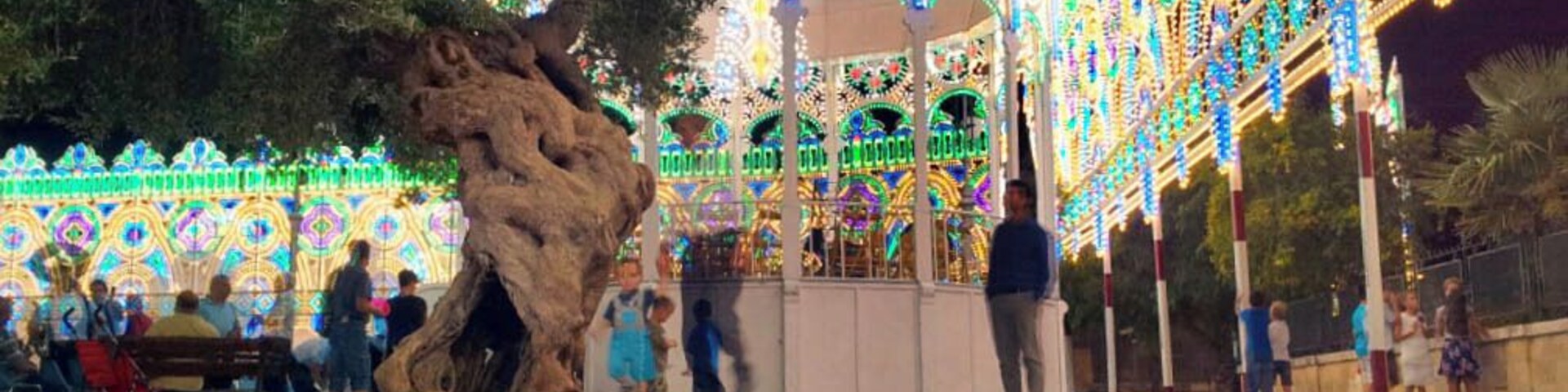 Everyone knows the Salento for the beauty of its beaches and its postcard views, for the goodness of local cuisine and the charm of its many traditions.
But few may know that in the Salento is also famous for many other aspects that are revealed to visitors especially during the many patronal feasts spread inland of the peninsula.
We are talking about the incredible play of light illuminations, also called villas: these little colored lights that go to cover entire buildings such as waterfalls, churches, streets and squares, forming sets only ones able to keep his eyes upwards everyone, from the largest to the smallest.
An idea as simple as charming, able to walk the visitor through alleys and streets amid an almost surreal, magical, surrounded by the sounds and smells of these traditional festivals.