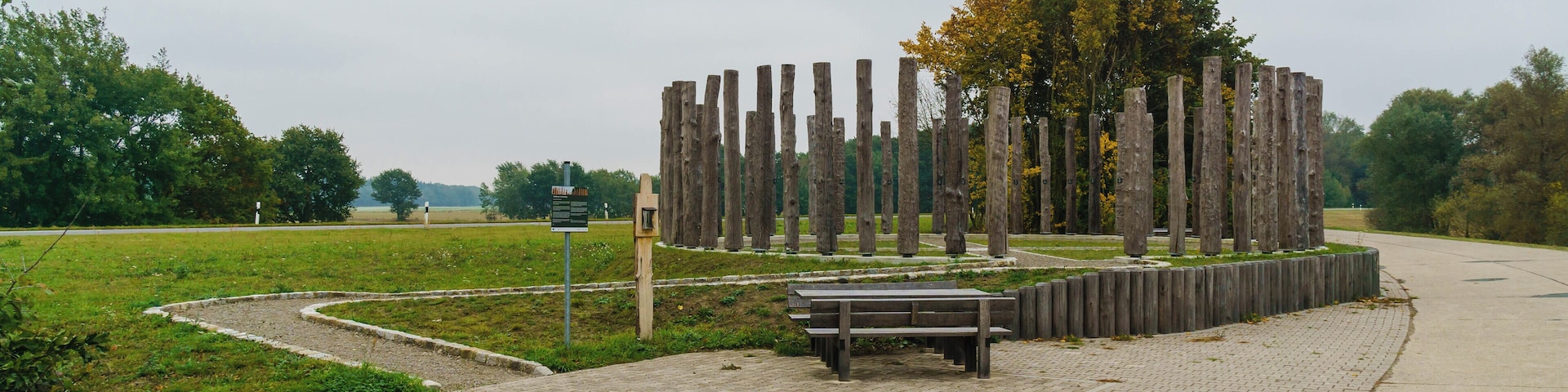 Rekonstruktion eines auf dem Hasenberg entdeckten Pfostenkreis am Fundplatz Pevestorf, an der L 258 bei Pevestorf.