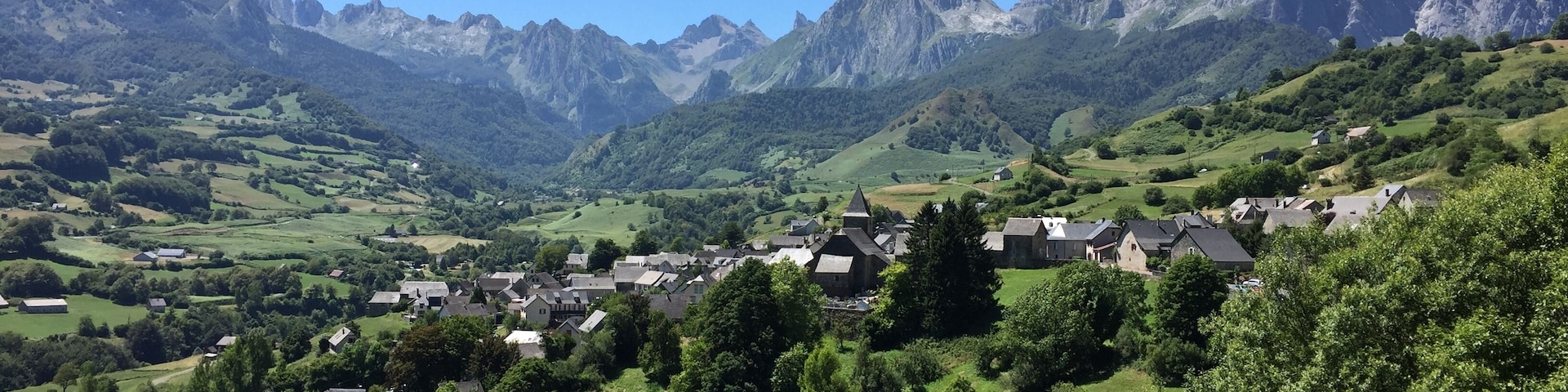 Le village de Lescun et le cirque du même nom.