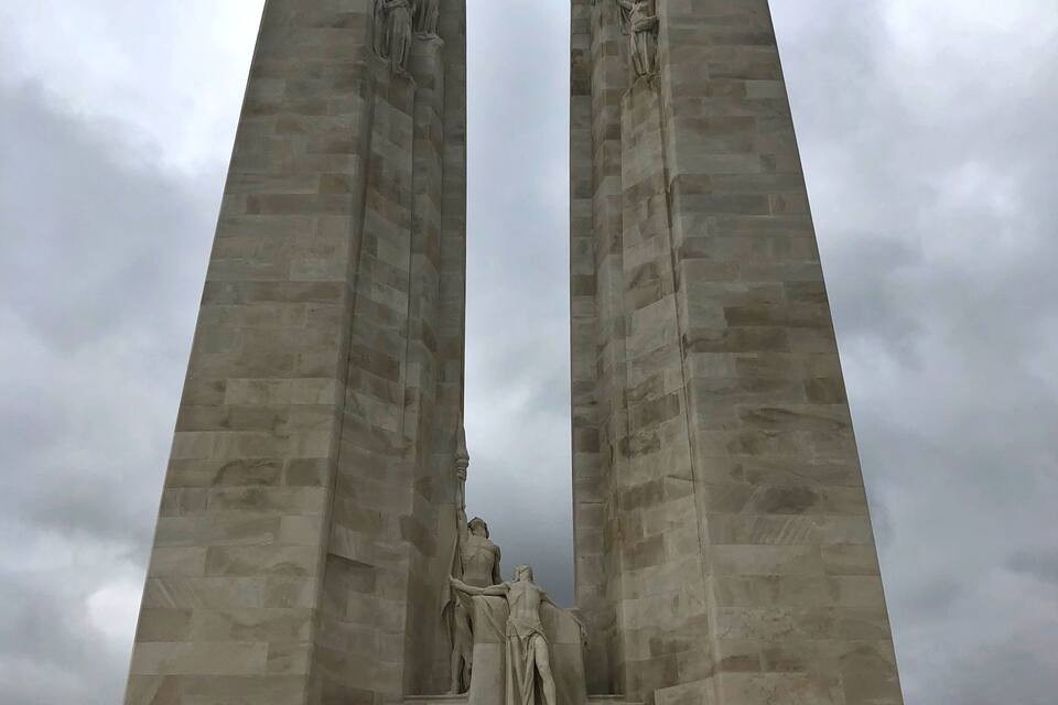 Um grande monumento de pedra com dois pilares altos e uma estátua central.