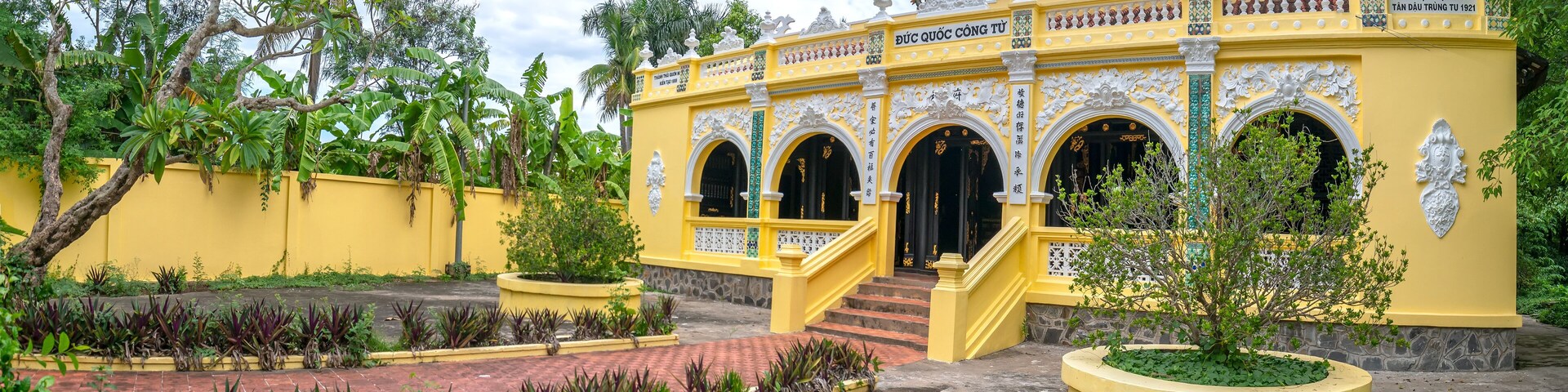Um edifício amarelo com decorações elaboradas e várias arcadas.