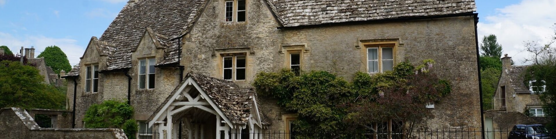 Houses in Coln St Dennis