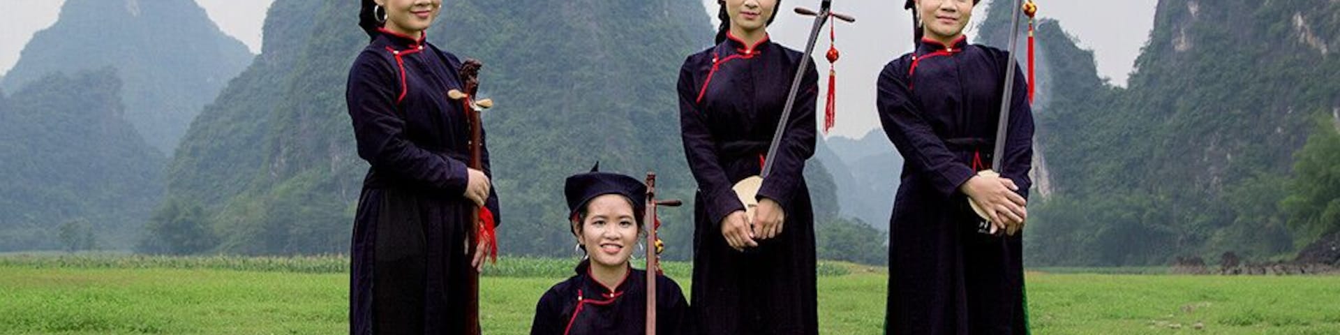 The #HeavenlyZither of Longzhou.
#éŸć·ć€©çŽ.
https://twitter.com/Beautifulgx