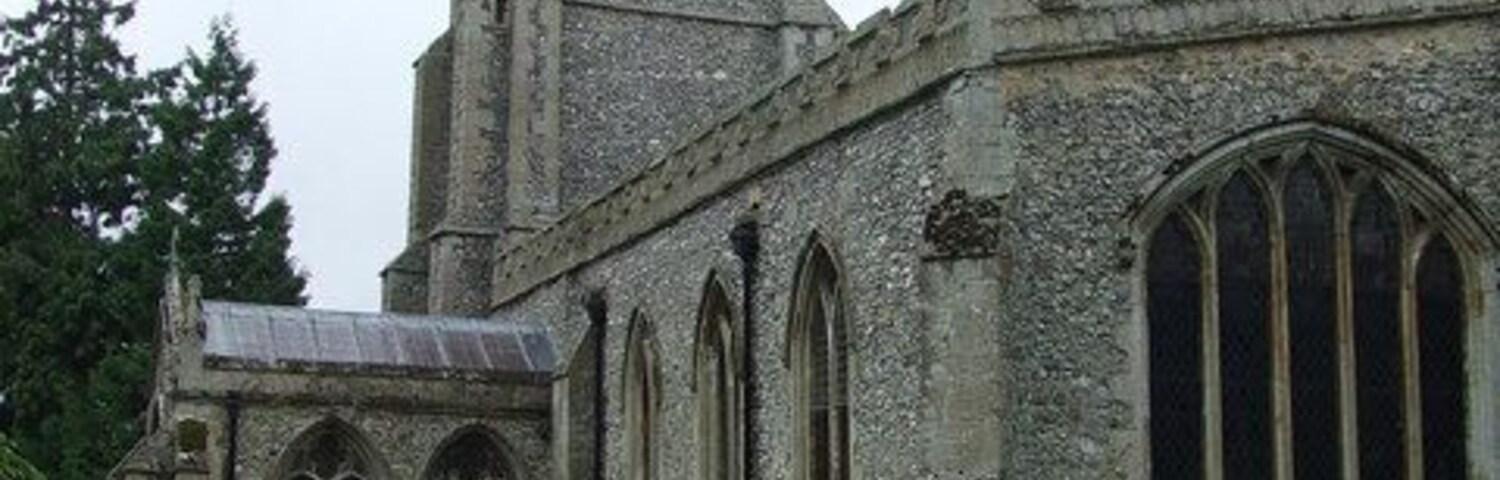 Uma igreja histórica com uma torre alta e janelas em arco.