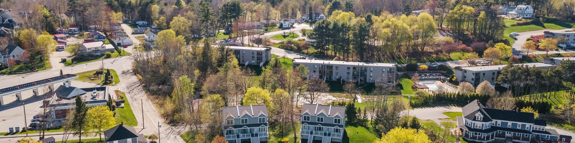Área residencial com casas, ruas e uma paisagem montanhosa ao fundo.