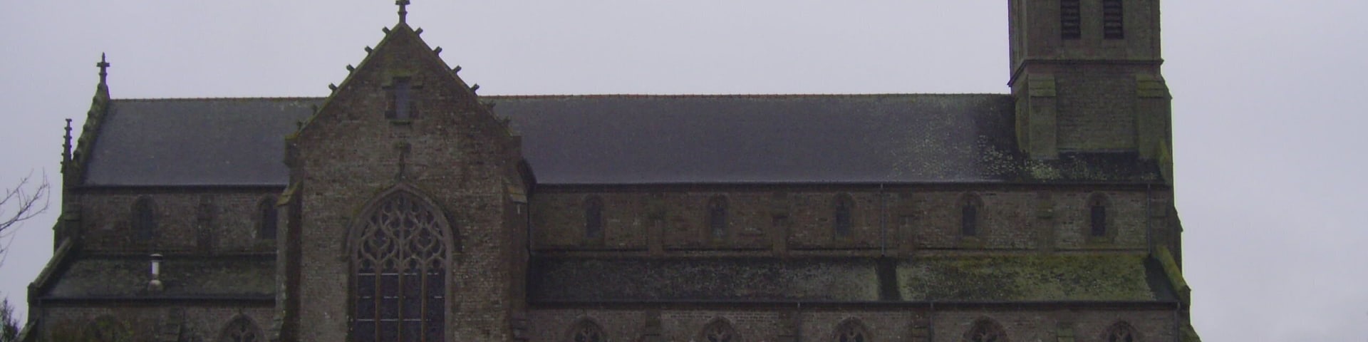 Vue de l'église Saint-Budoc de Plourin depuis la rue du Tumulus passant derrière.