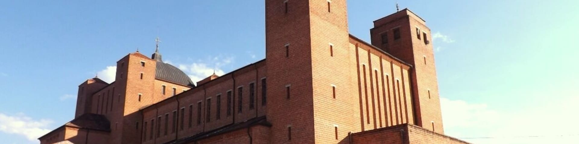 Abadia (Cisterciense) de Nossa Senhora da Santa Cruz, na cidade de Itaporanga, São Paulo, Brasil.Built from the year 1936 by monks of Europe, the building of the abbey serves as a space for mass, hospitality and the formation of monks and priests. Designed by a German architect, the 8,540-square-foot space impresses with its size and beauty.