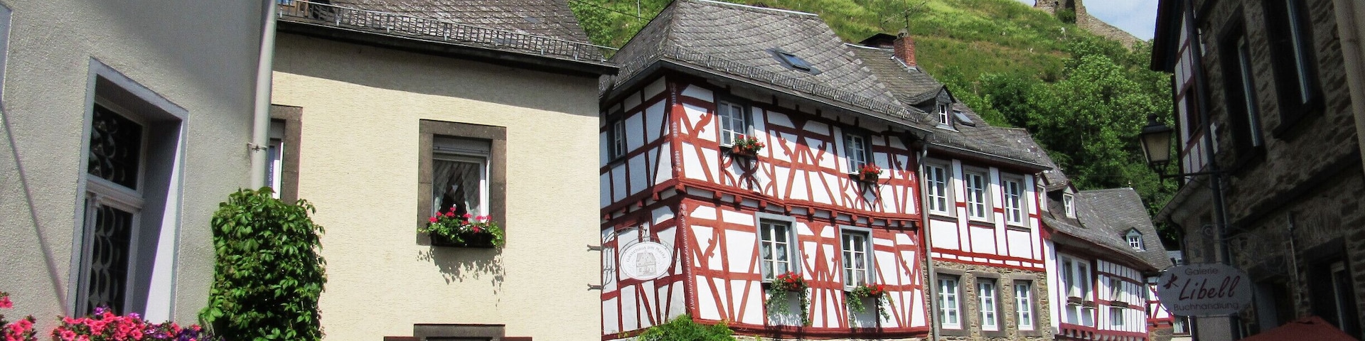This is a good place to hiking and with several options to enjoy a lunch or just have a coffee.
