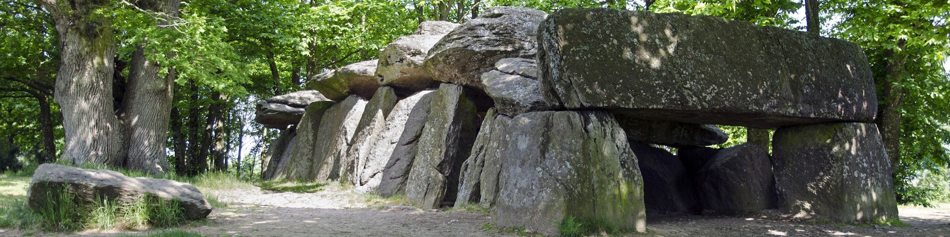 This building is indexed in the Base Mérimée, a database of architectural heritage maintained by the French Ministry of Culture, under the reference PA00090553 .