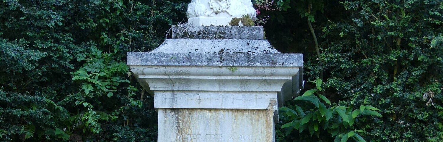 Statue représentant le Sacré Cœur de Jésus, abbaye de Bonneval, Le Cayrol, Aveyron, France.