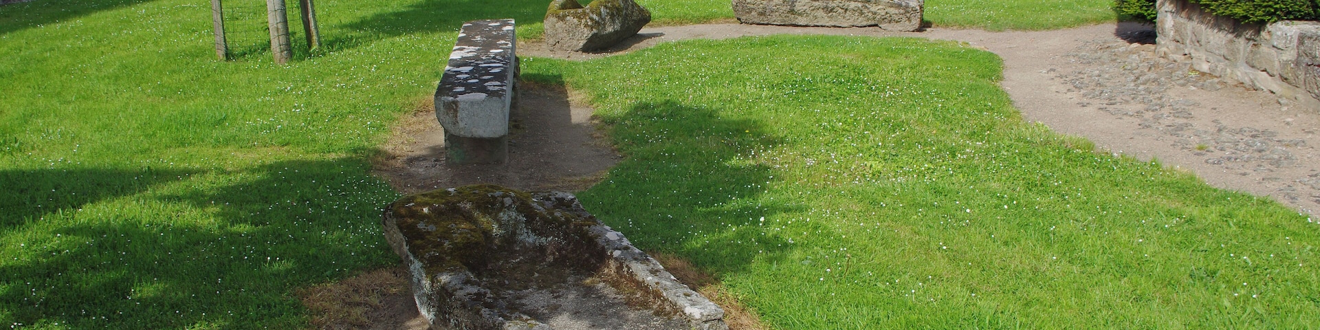Crozant (Creuse). Esplanade "Chaupline".(Esplanade de l'église). Avant 1918 le cimetière  était attenant à l'église. Des sarcophages en granit encore visibles attestent de son existence.
 Ces sarcophages de granit, avec emplacement de la tête (forme céphalique), datant du Xème siècle, ont été mis à jour lors de l'érection du monument aux morts, près de l'église.